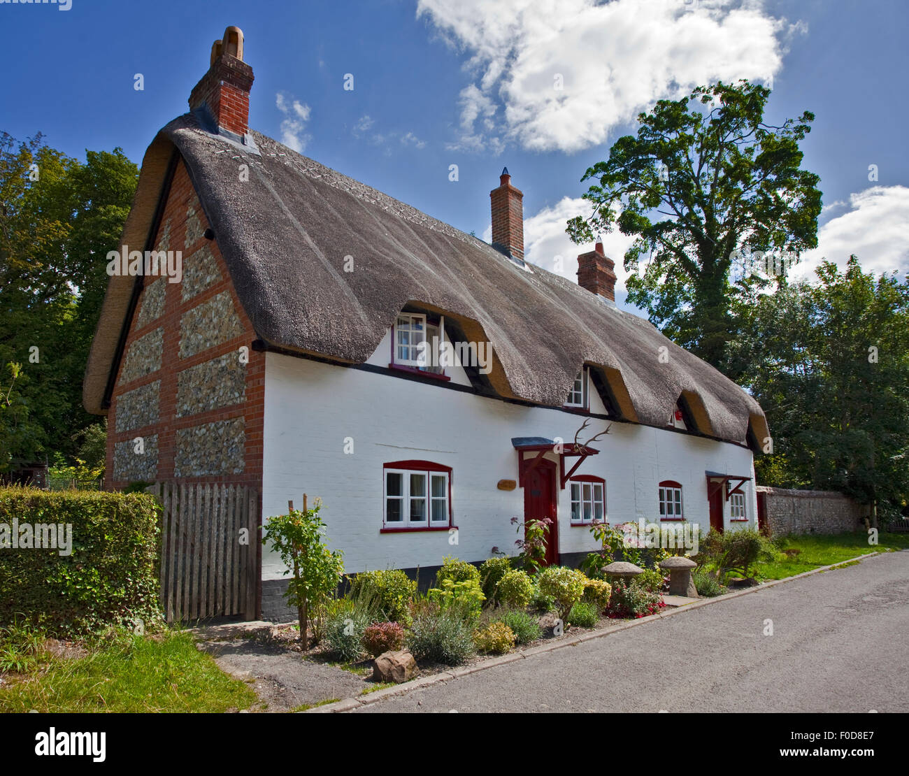 British thatched house wherwell hi-res stock photography and images - Alamy