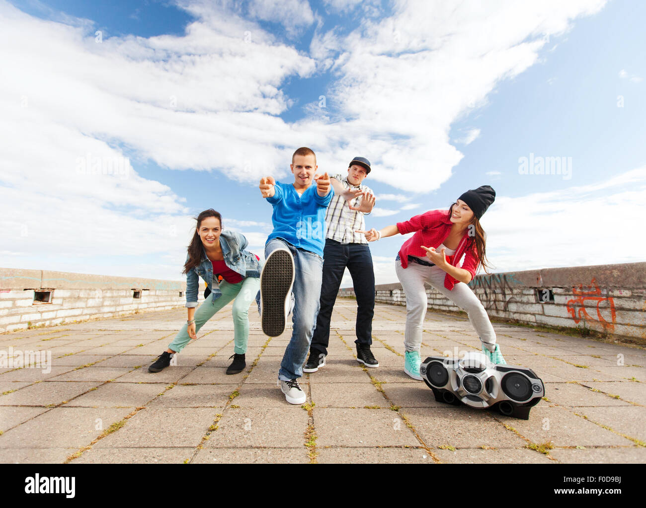 Teenagers street dance hi-res stock photography and images - Alamy