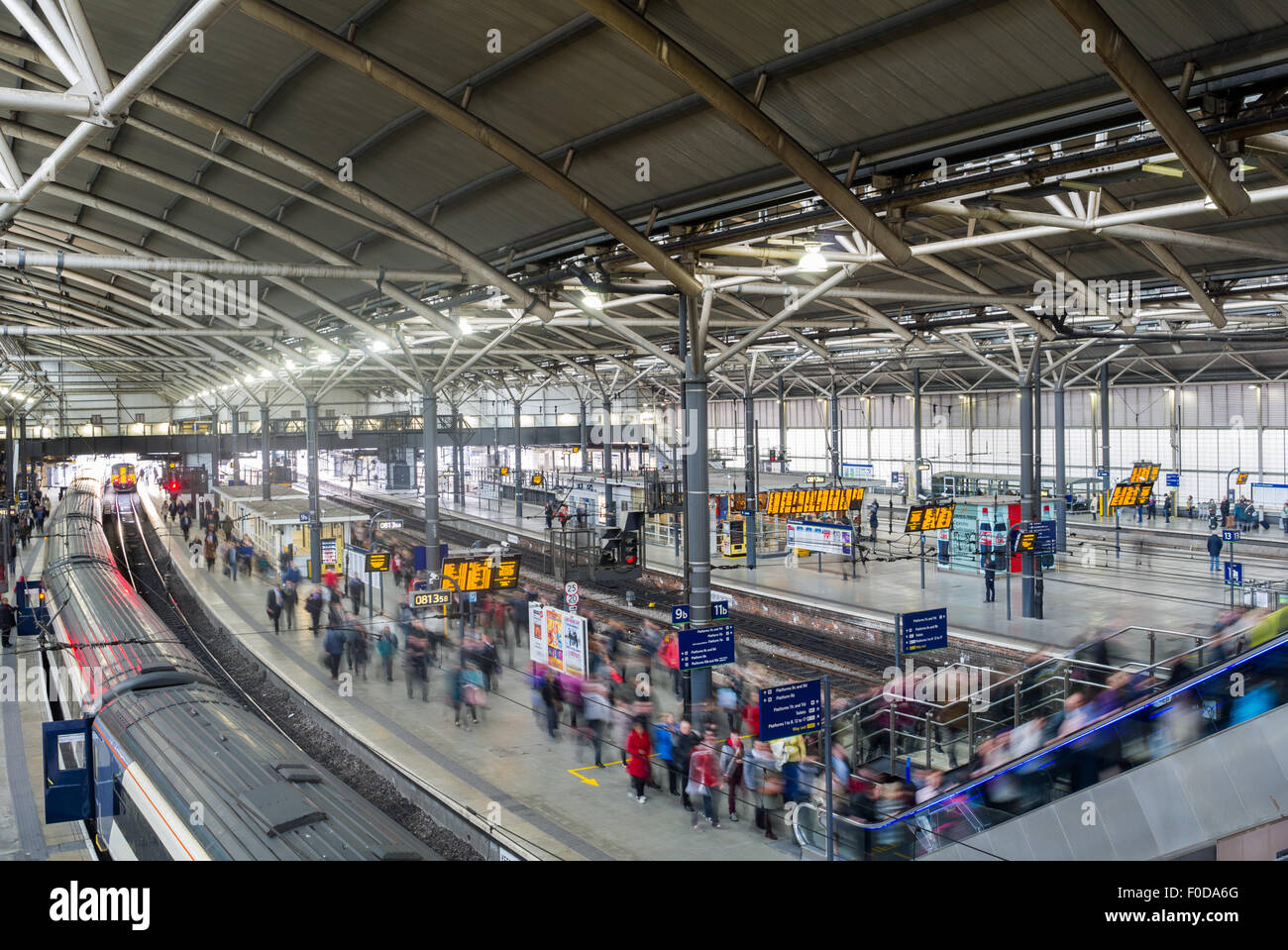 Leeds station, uk hi-res stock photography and images - Alamy
