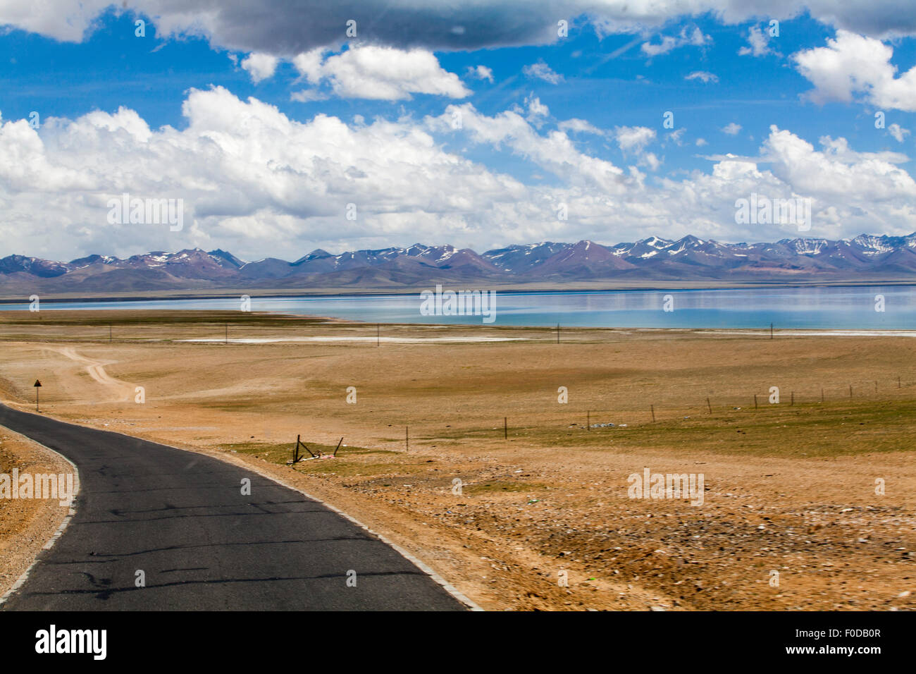 Long shot dirt road hi-res stock photography and images - Alamy