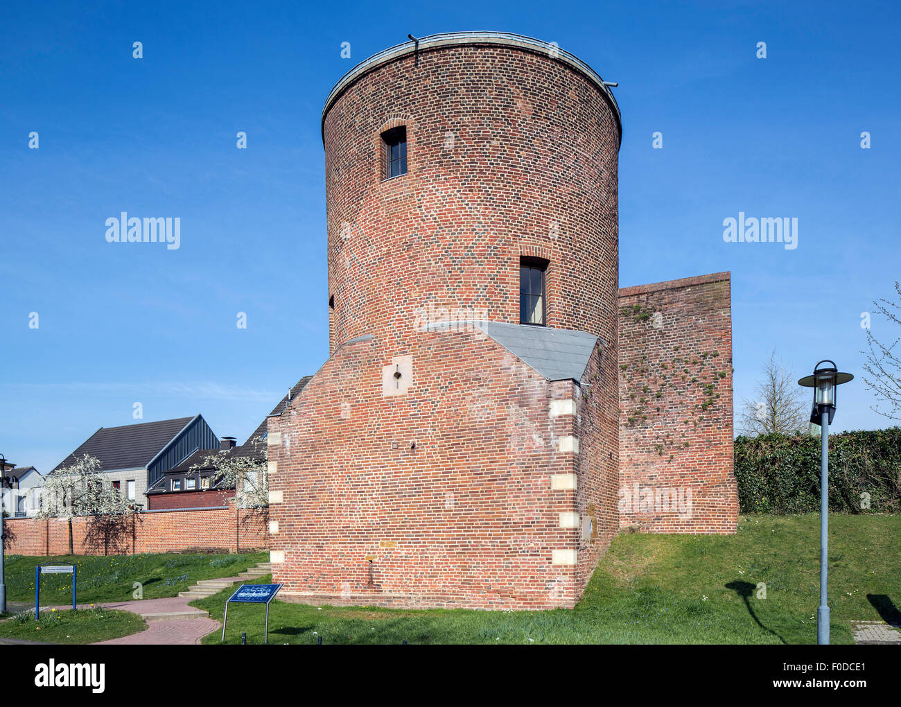 Round medieval tower hi-res stock photography and images - Alamy