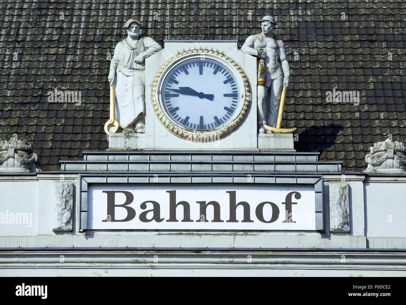 Clock gable hi-res stock photography and images - Alamy