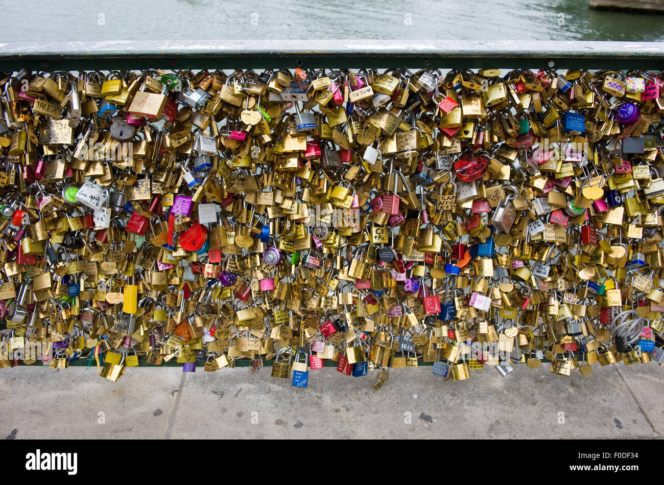 Padlocks bridge paris hi-res stock photography and images - Alamy