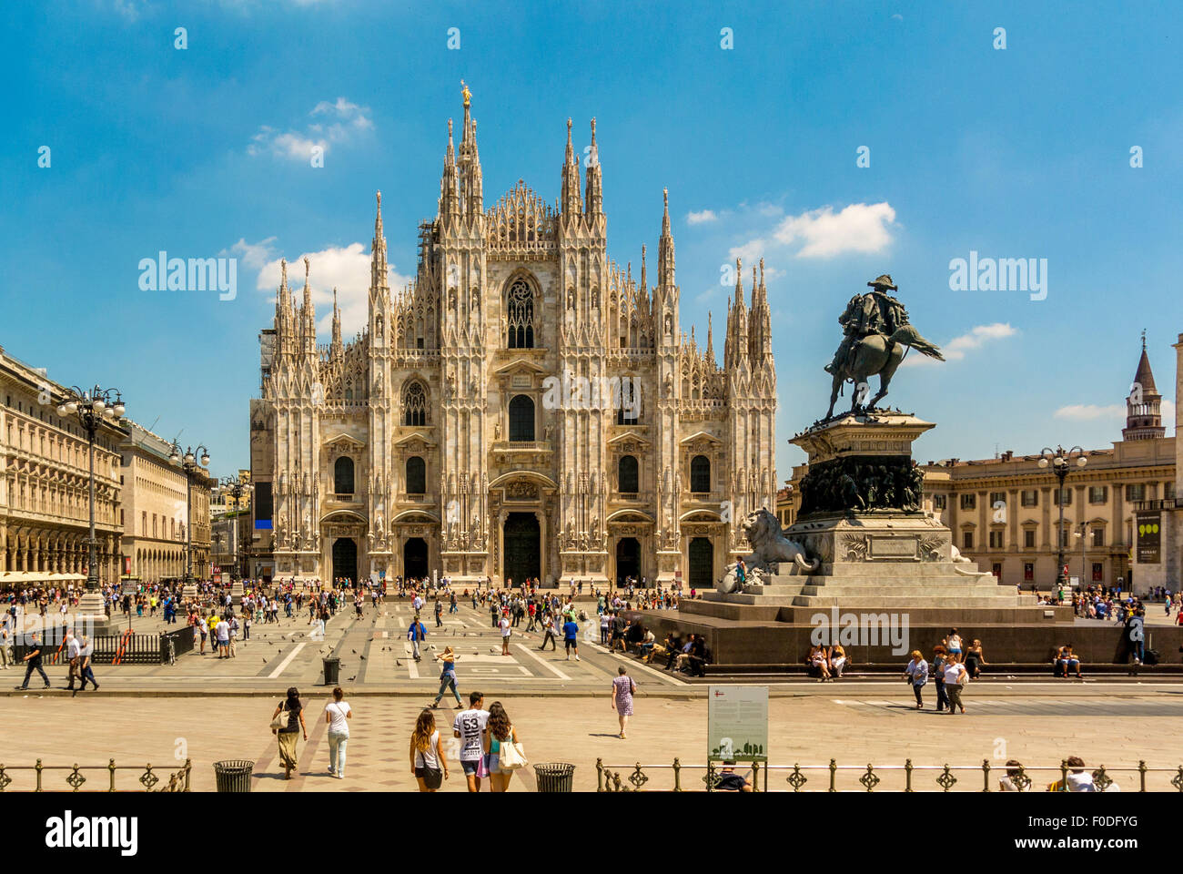 Piazza del Duomo busy with tourists visiting Milan cathedral in Italy ...
