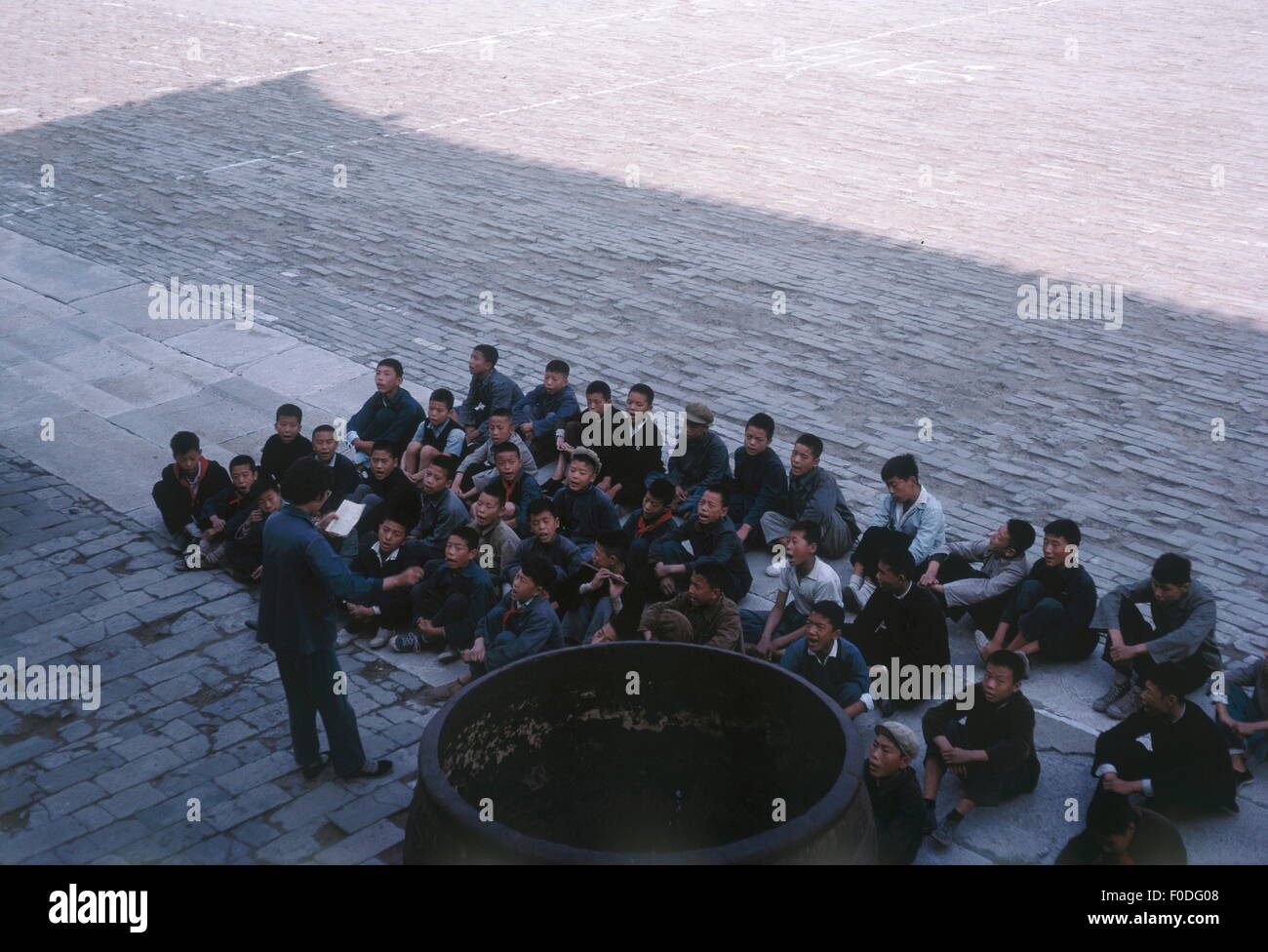geography / travel, China, Beijing, castles, visitors in courtyard to ...