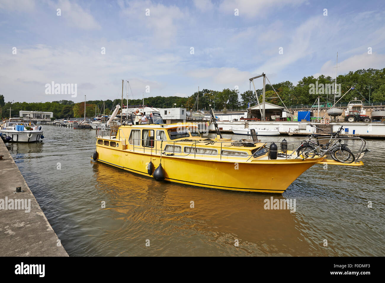 Yellow tugboat hi-res stock photography and images - Alamy