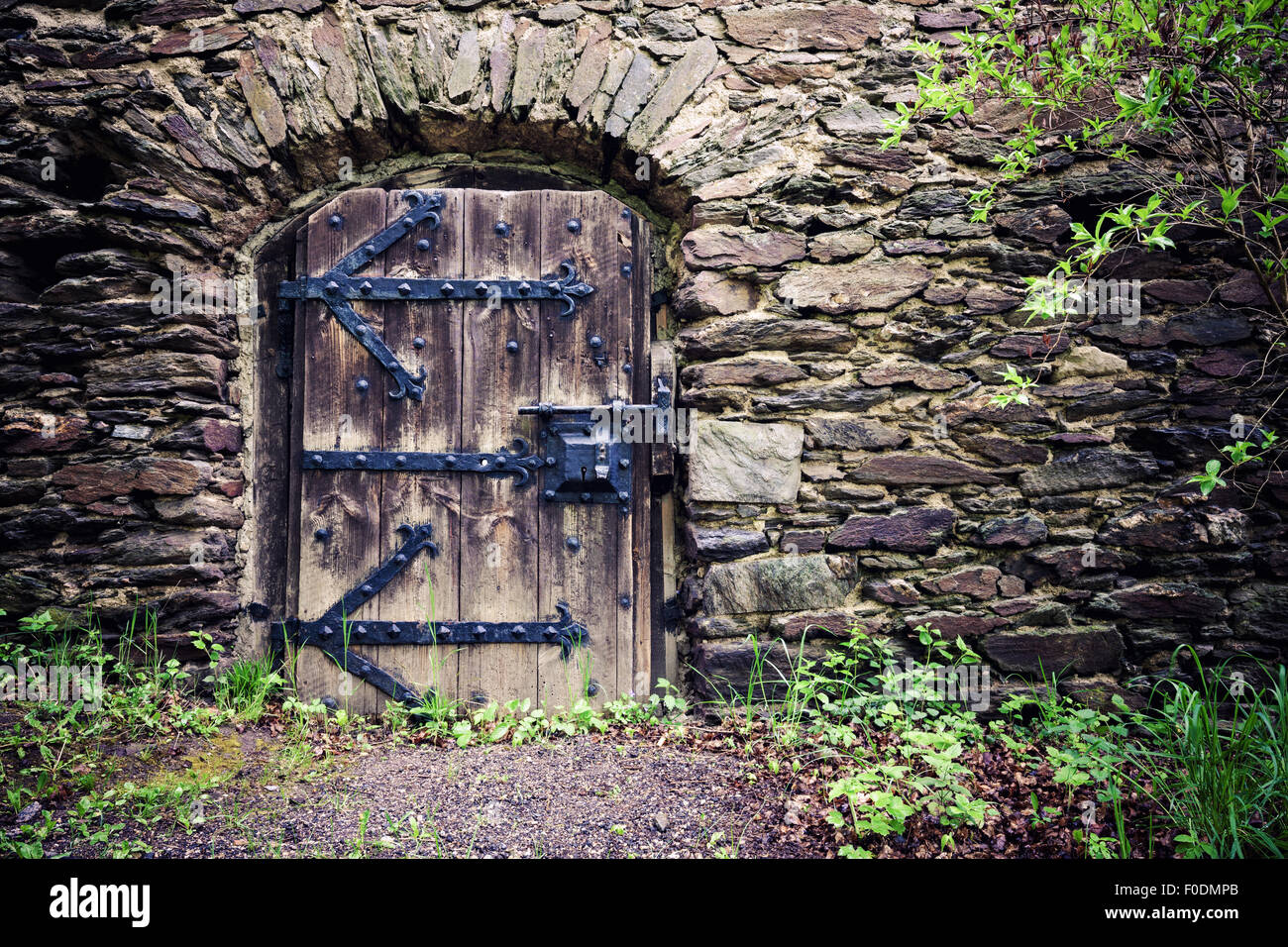 Traditional wooden castle door hi-res stock photography and images - Alamy