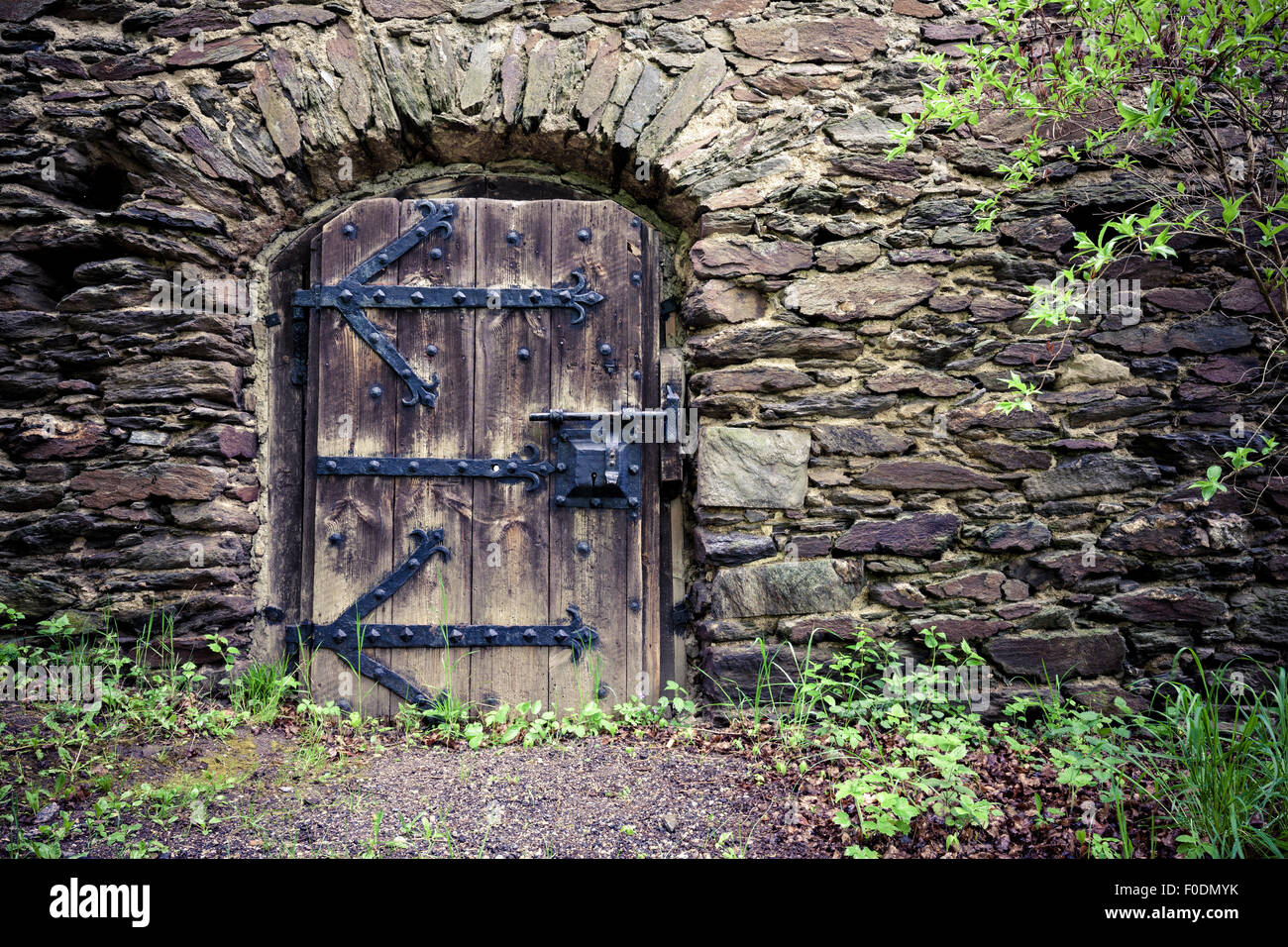 Traditional wooden castle door Stock Photo - Alamy
