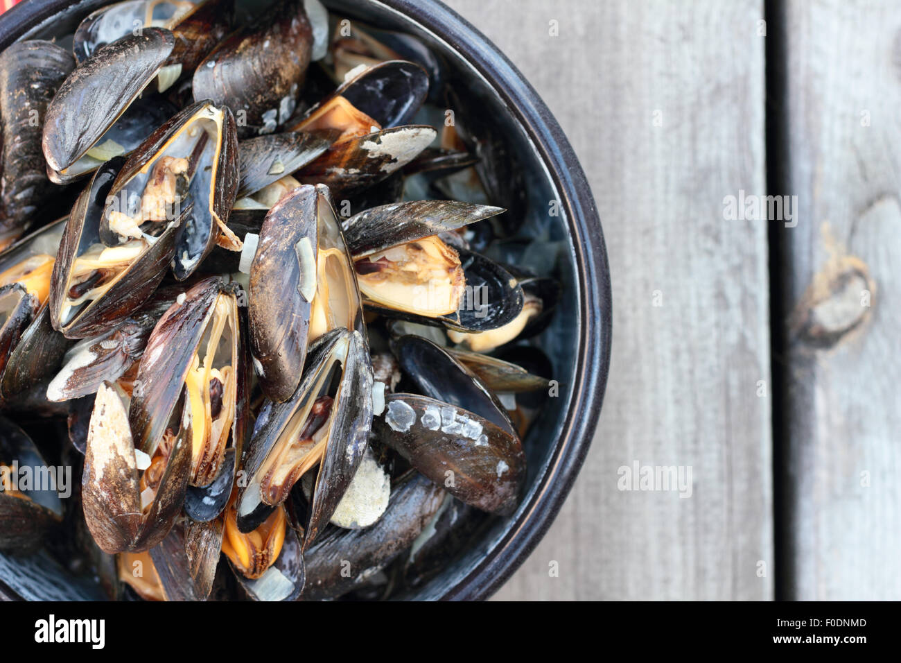Steamed fresh mussels with wine in a pot Stock Photo - Alamy