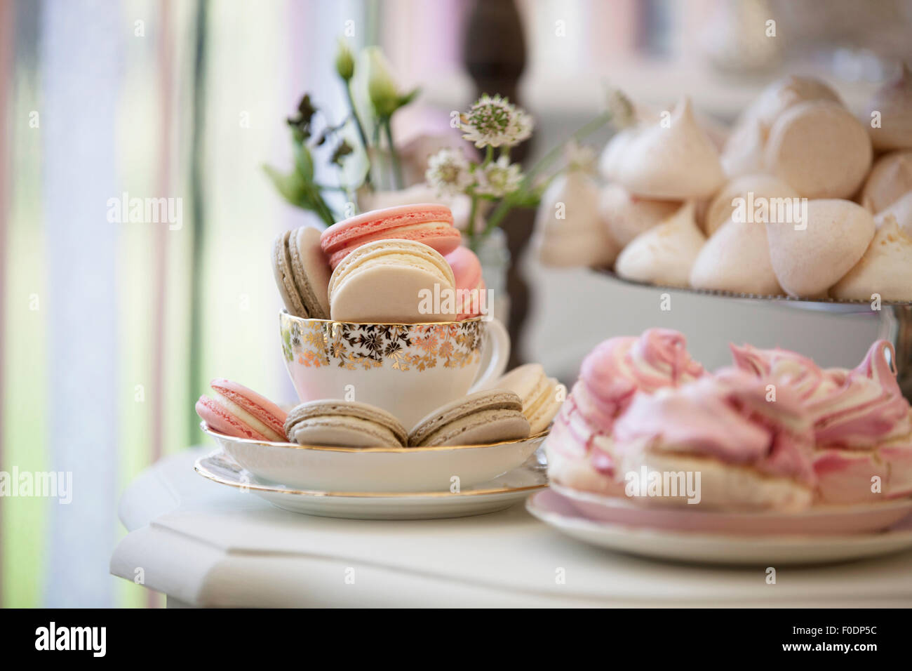 Vintage plates hi-res stock photography and images - Alamy