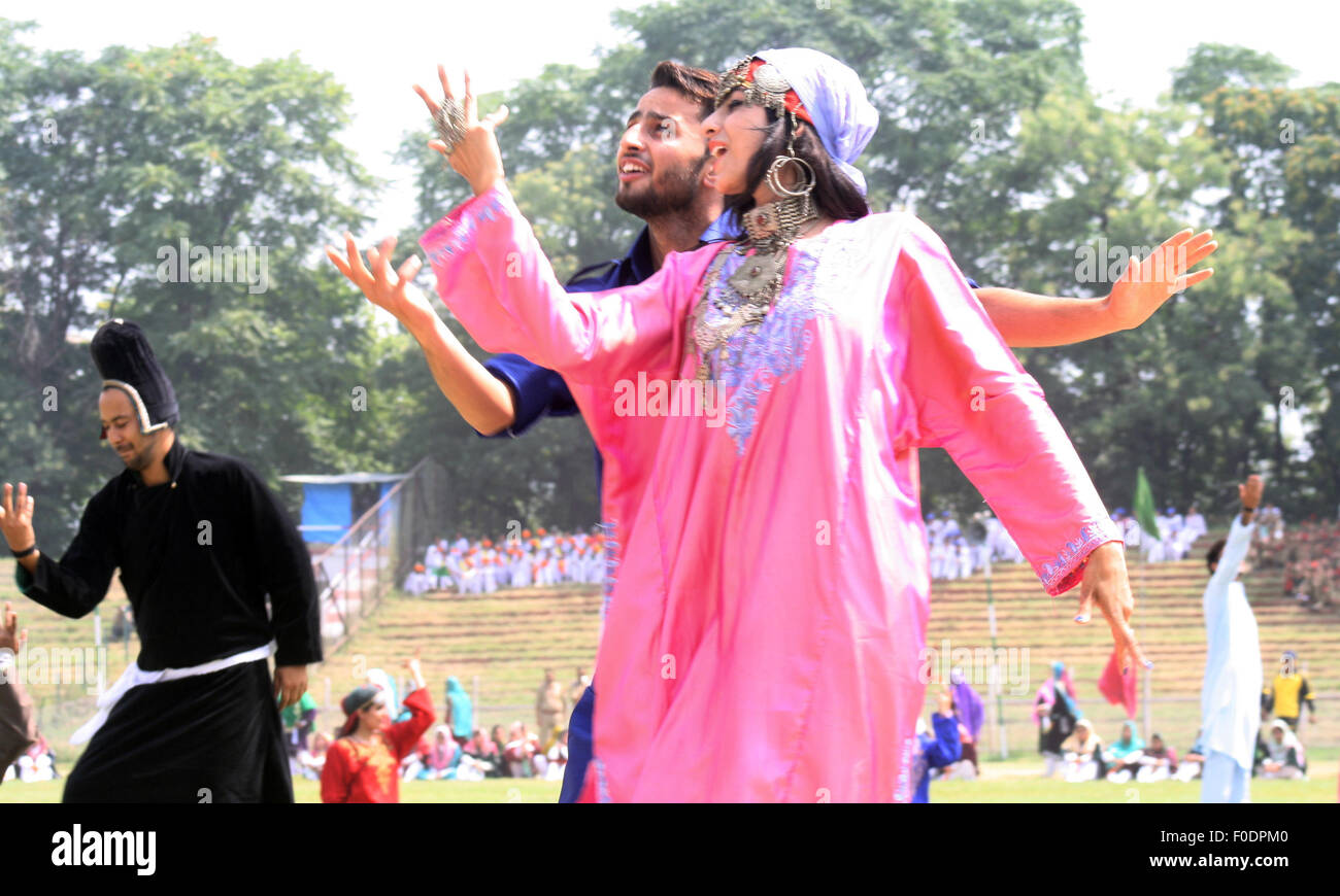Srinagar, Indian Administered Kashmir 13th August, 2015. Kashmiri Girls ...