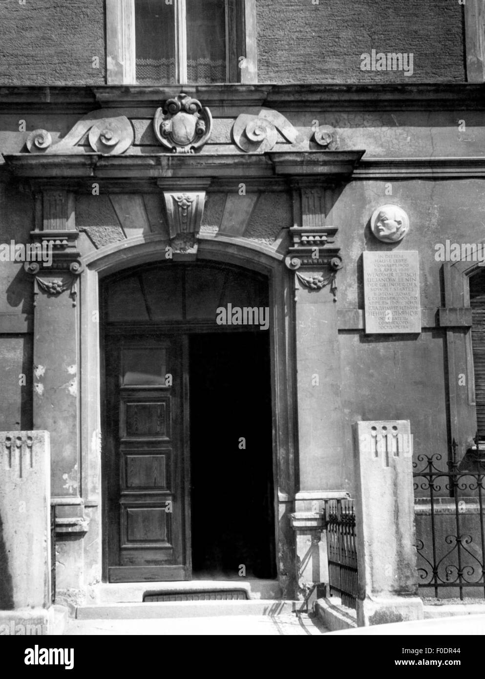 Vladimir lenin memorial plaque hi-res stock photography and images - Alamy