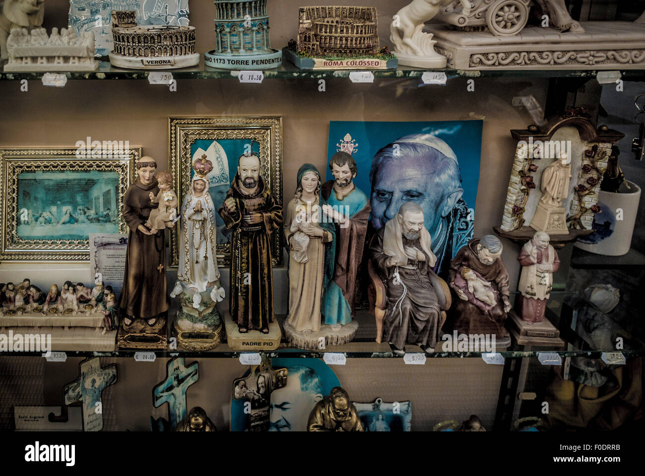 Gift shop window display hi-res stock photography and images - Alamy