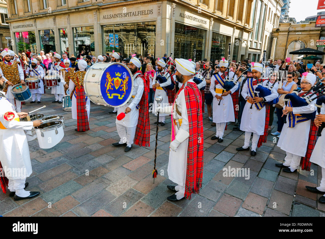 Pipe band marching drum major hi-res stock photography and images - Alamy