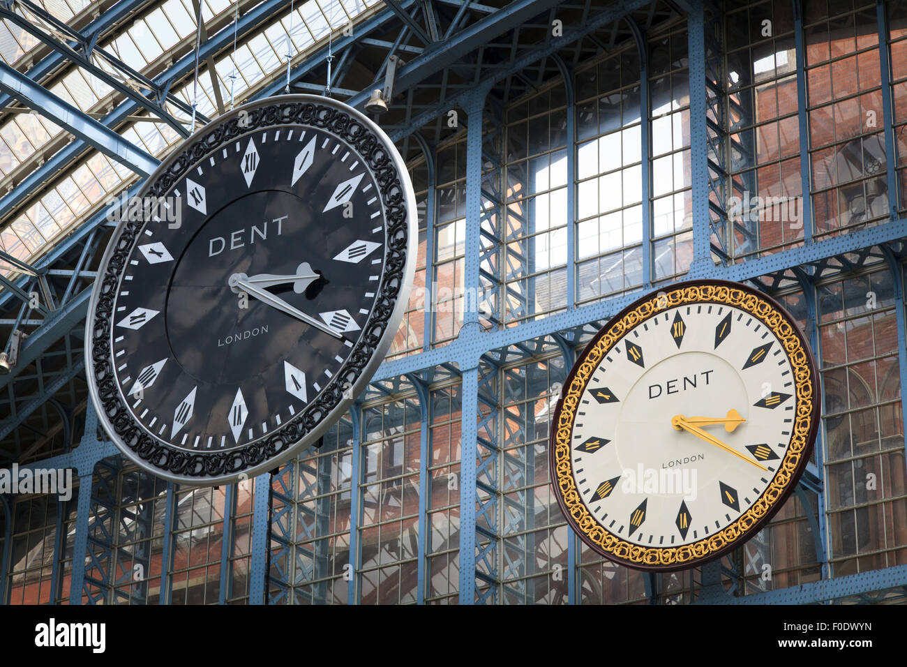 The Dent clock and it's black and silver replica at St Pancras Railway ...