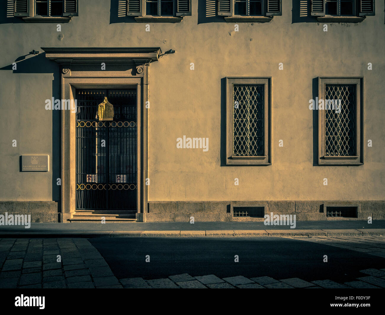 Milan building windows hi-res stock photography and images - Alamy