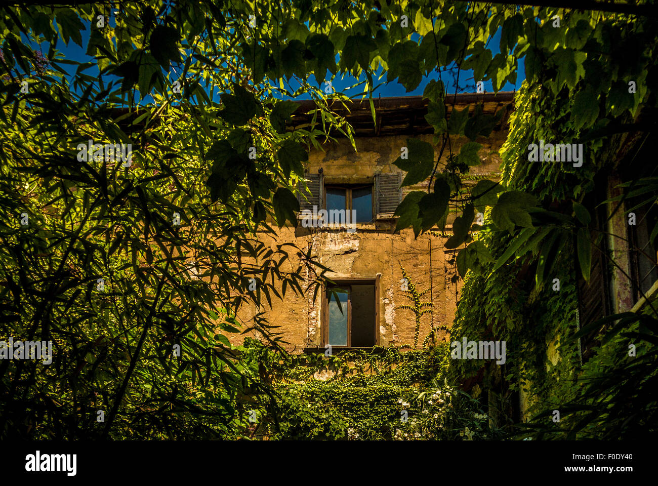 Riverside wall hi-res stock photography and images - Alamy