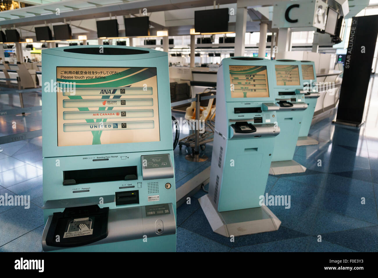 Check in machine airport terminal hi-res stock photography and images ...