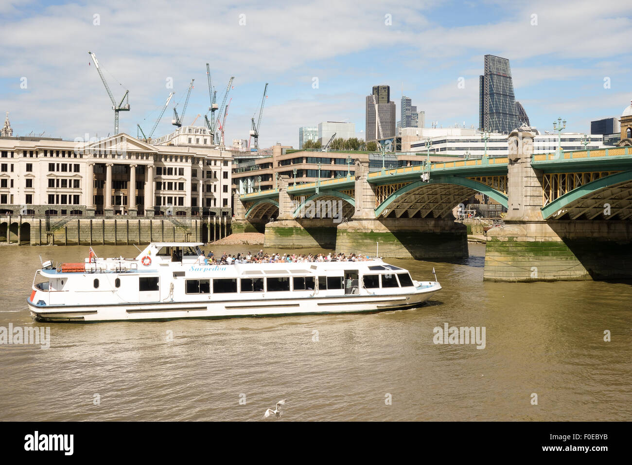 River thames shore under bridge london hi-res stock photography and ...