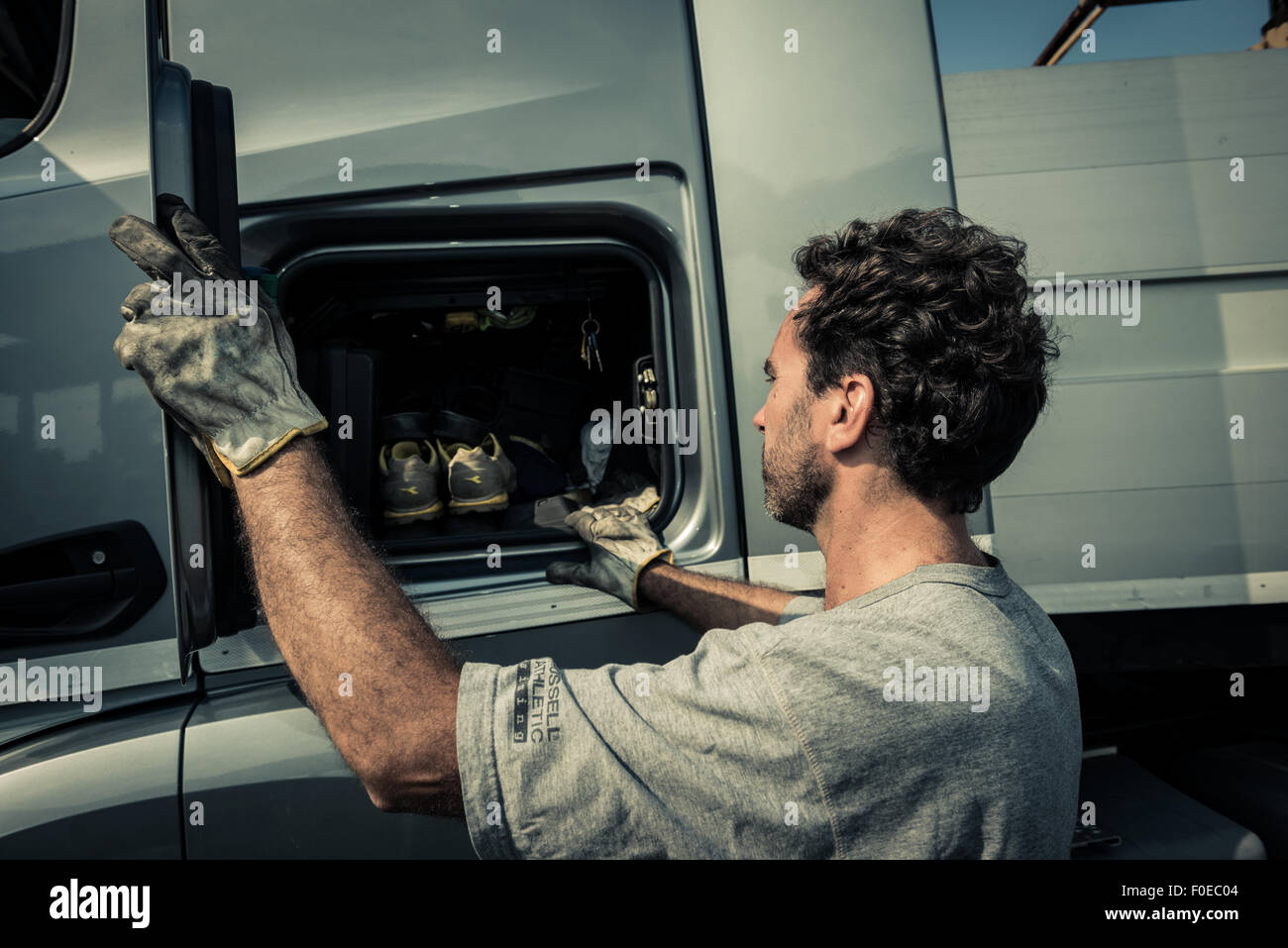 Truck driver tractor trailer truck hi-res stock photography and images ...