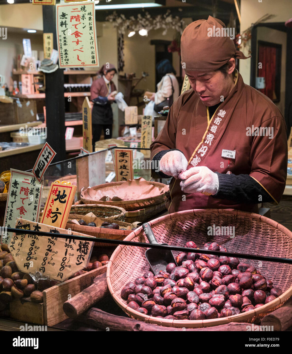 Chestnut vendor at Nishiki Market, Kyoto, Japan Stock Photo - Alamy