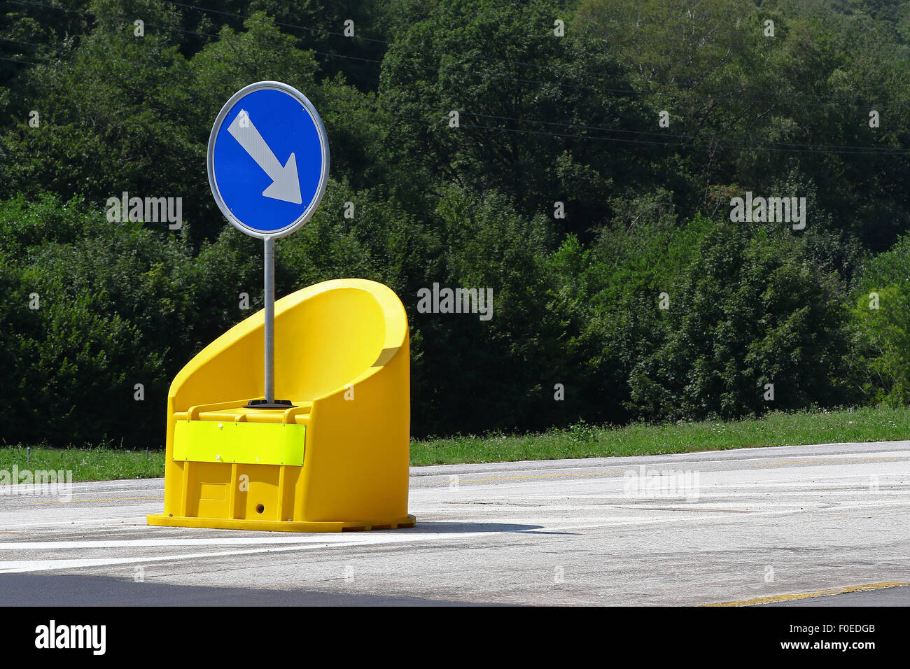 Road sign arrow blue round hi-res stock photography and images - Alamy