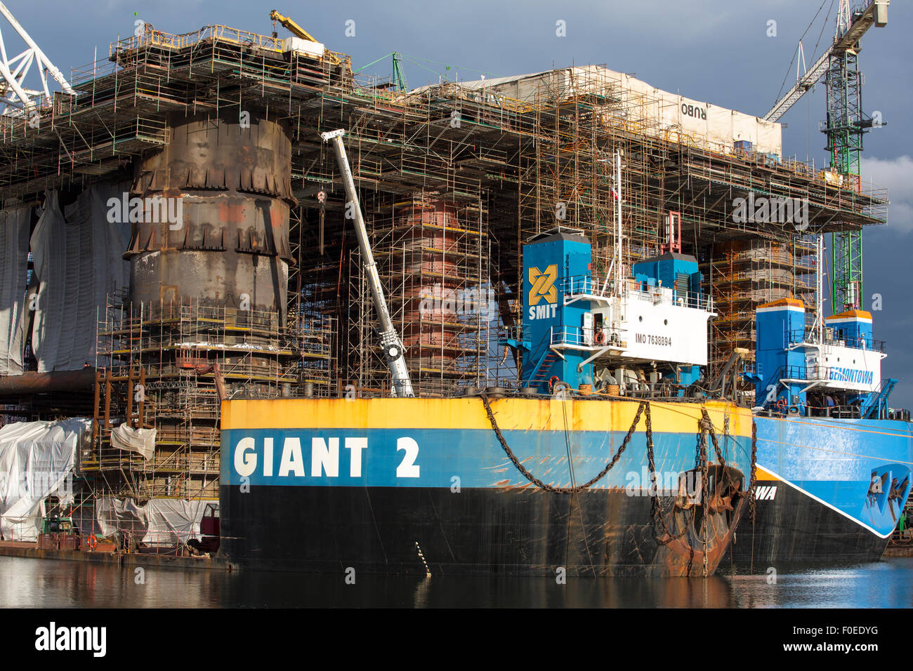 Oil rig container ship in hi-res stock photography and images - Alamy