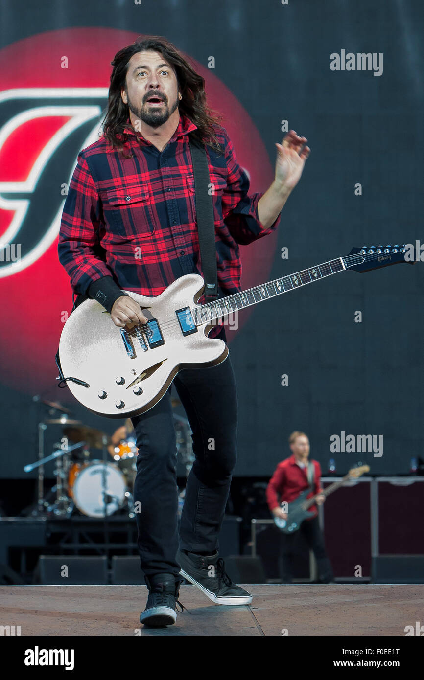 Foo Fighters frontman Dave Grohl injures his leg while performing in ...