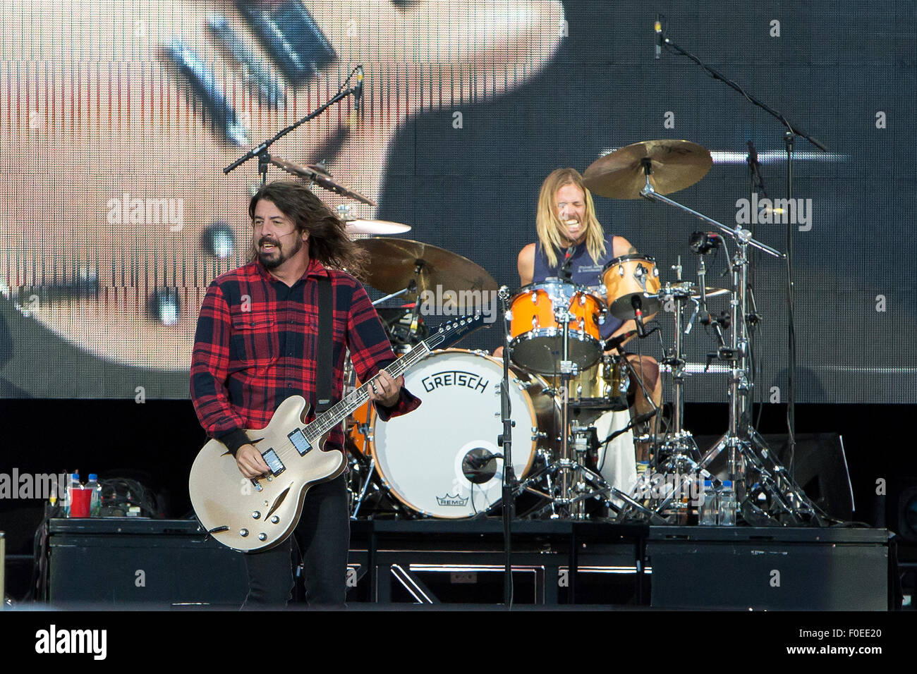 Foo Fighters frontman Dave Grohl injures his leg while performing in ...