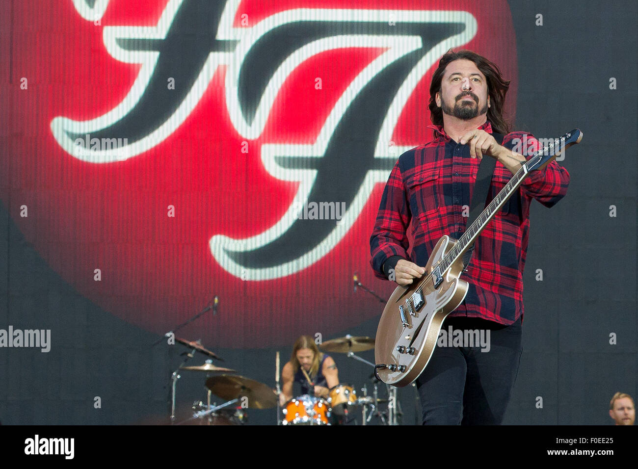 Foo Fighters frontman Dave Grohl injures his leg while performing in ...