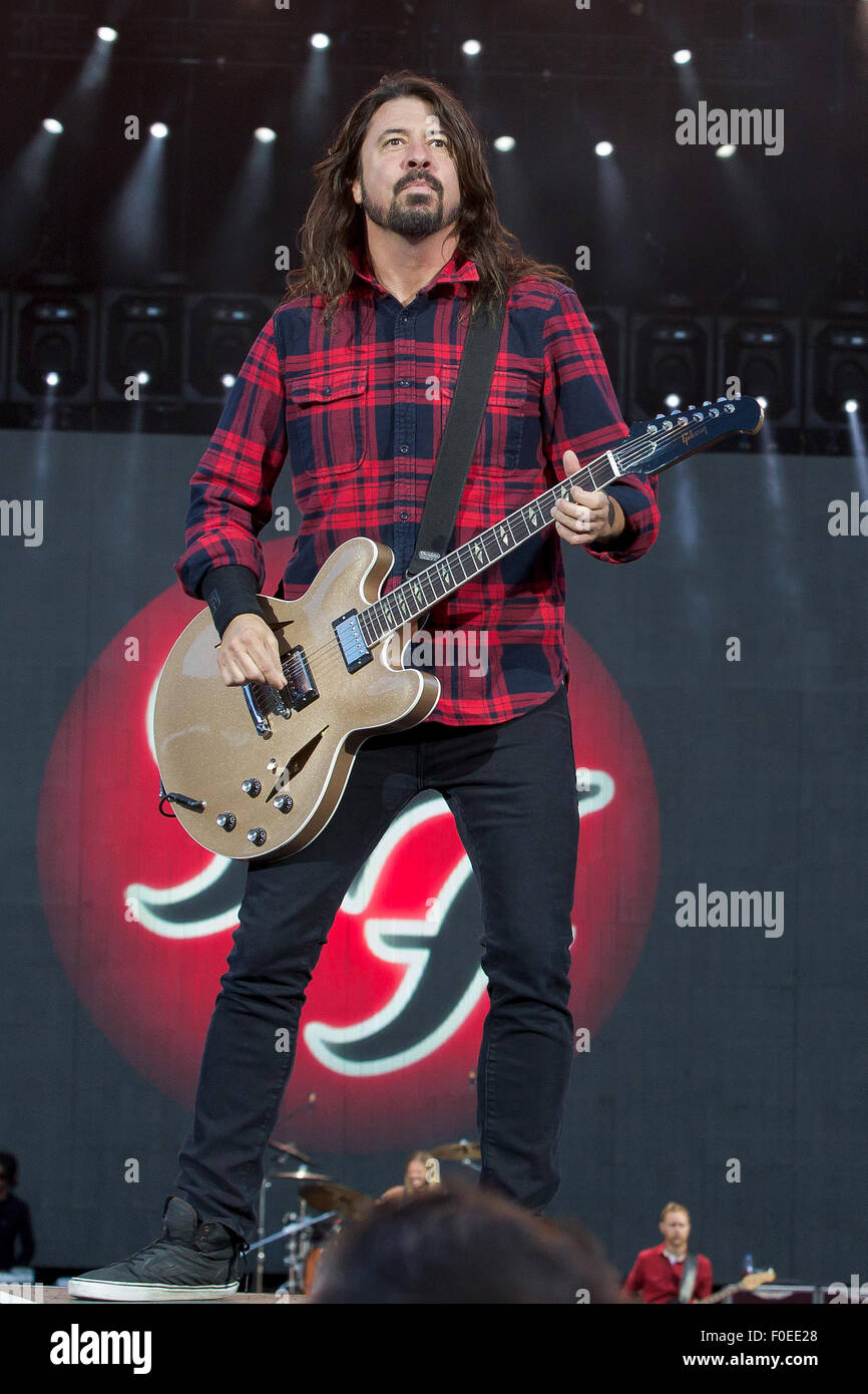 Foo Fighters frontman Dave Grohl injures his leg while performing in ...
