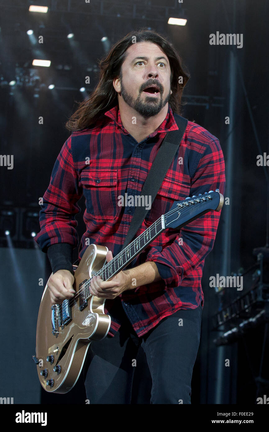 Foo Fighters frontman Dave Grohl injures his leg while performing in ...