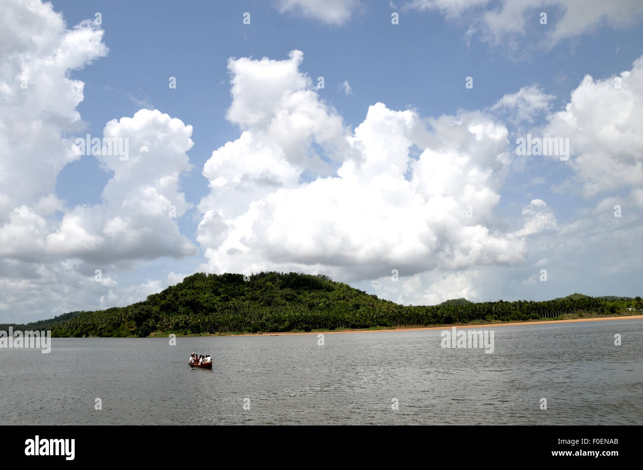 Riverside nature hi-res stock photography and images - Alamy