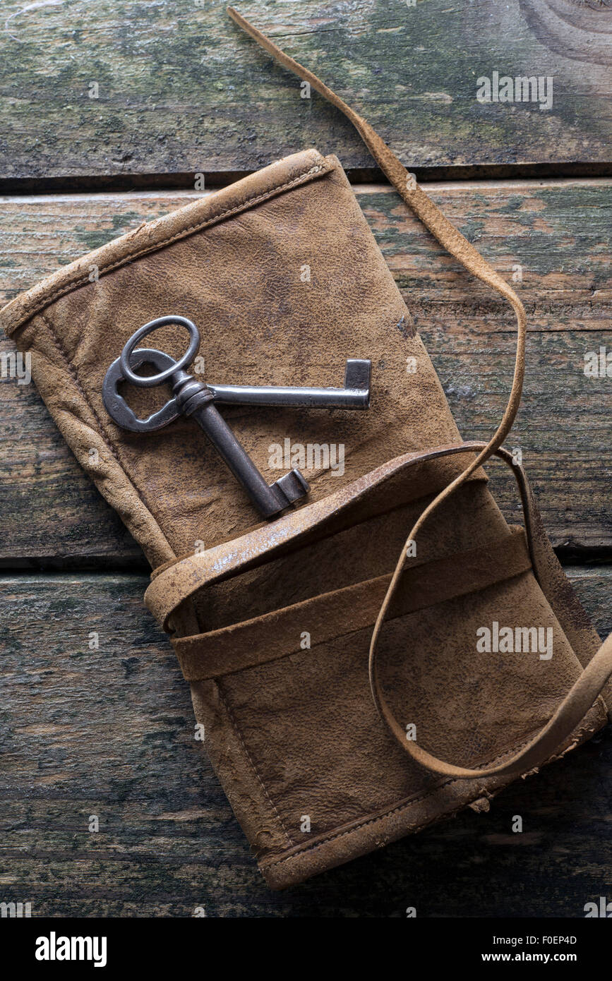 Very old wallet and keys on wooden background Stock Photo - Alamy