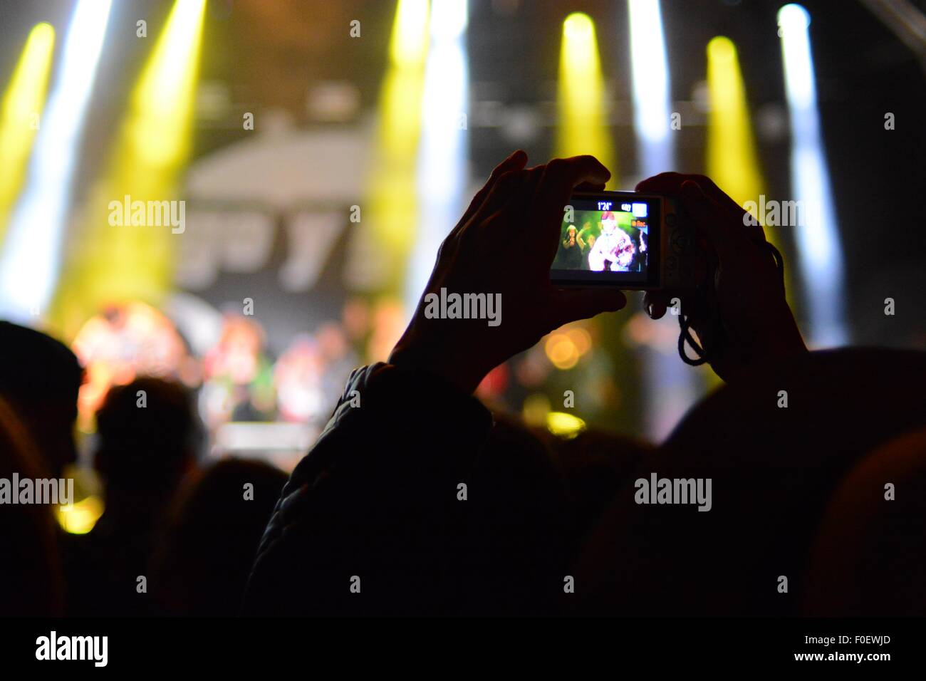 Band videoing crowd hi-res stock photography and images - Alamy