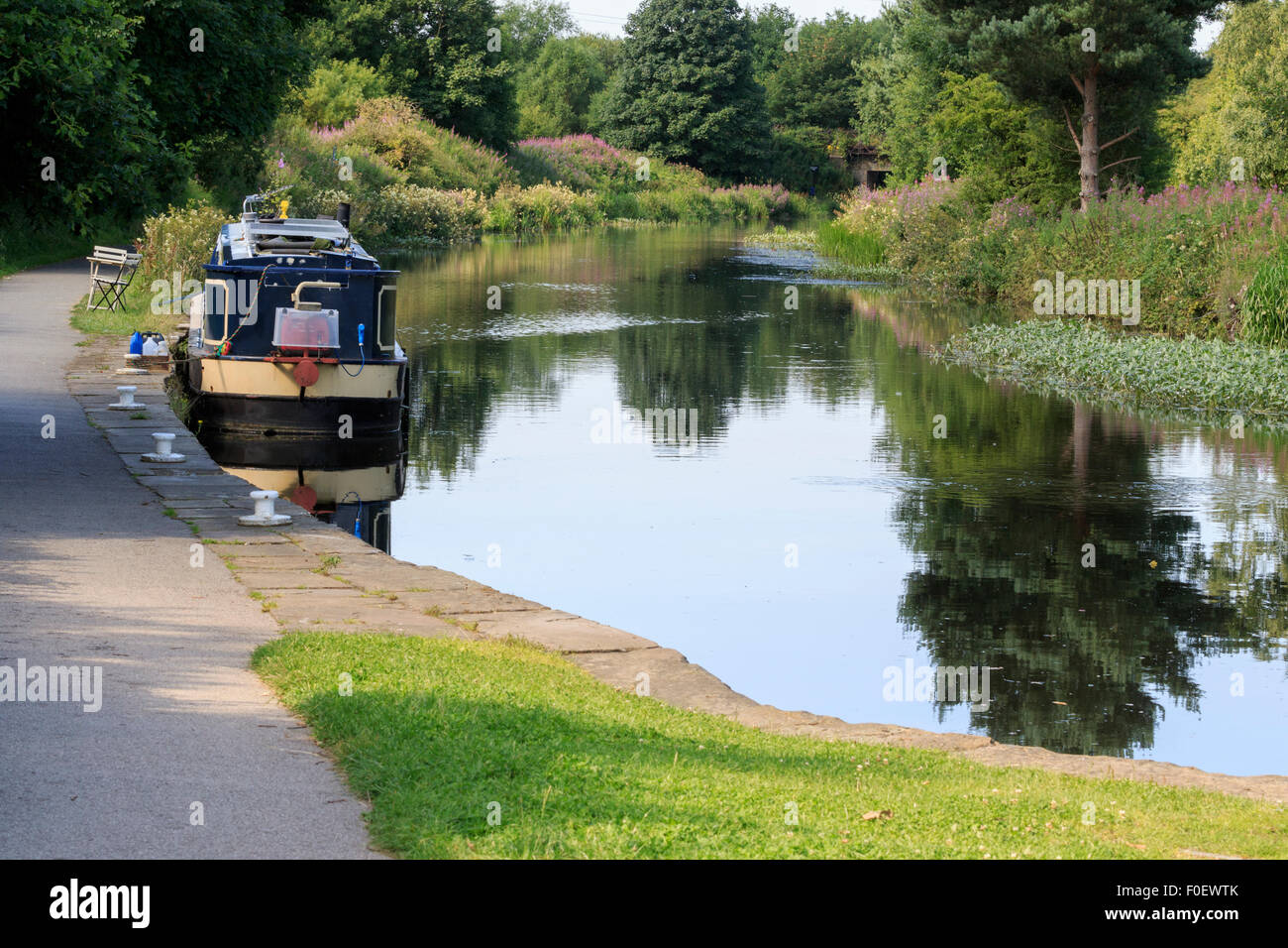 British narrow boat hi-res stock photography and images - Alamy