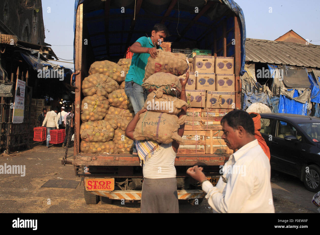 India bombay mumbai fresh fruits hi-res stock photography and images ...
