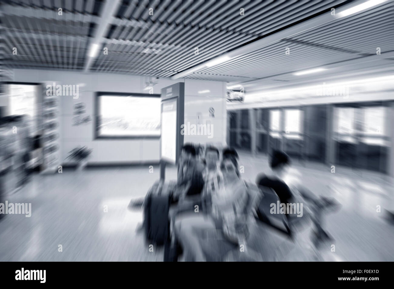 city subway waiting room Stock Photo - Alamy