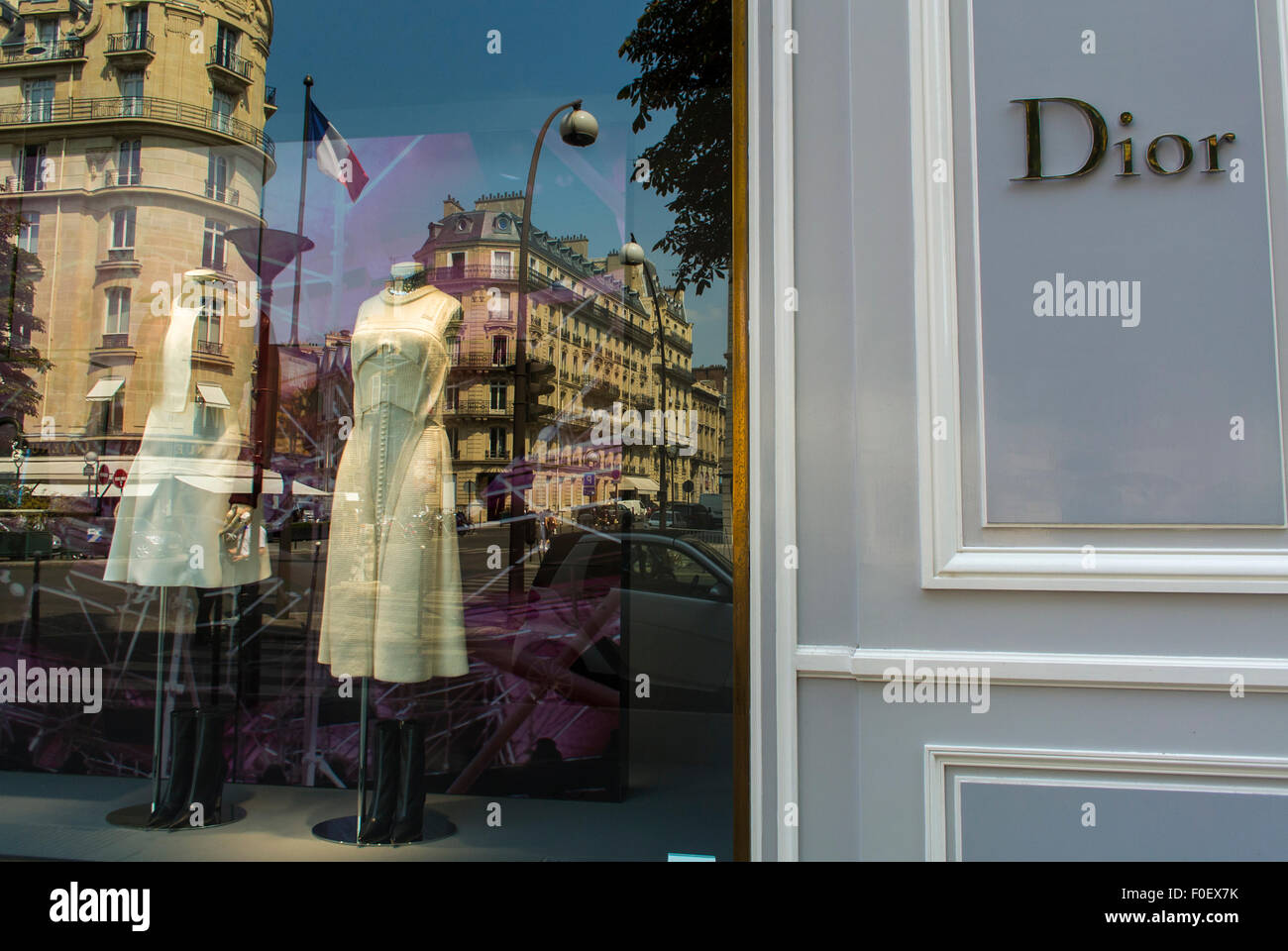 Paris storefront reflections hi-res stock photography and images - Alamy