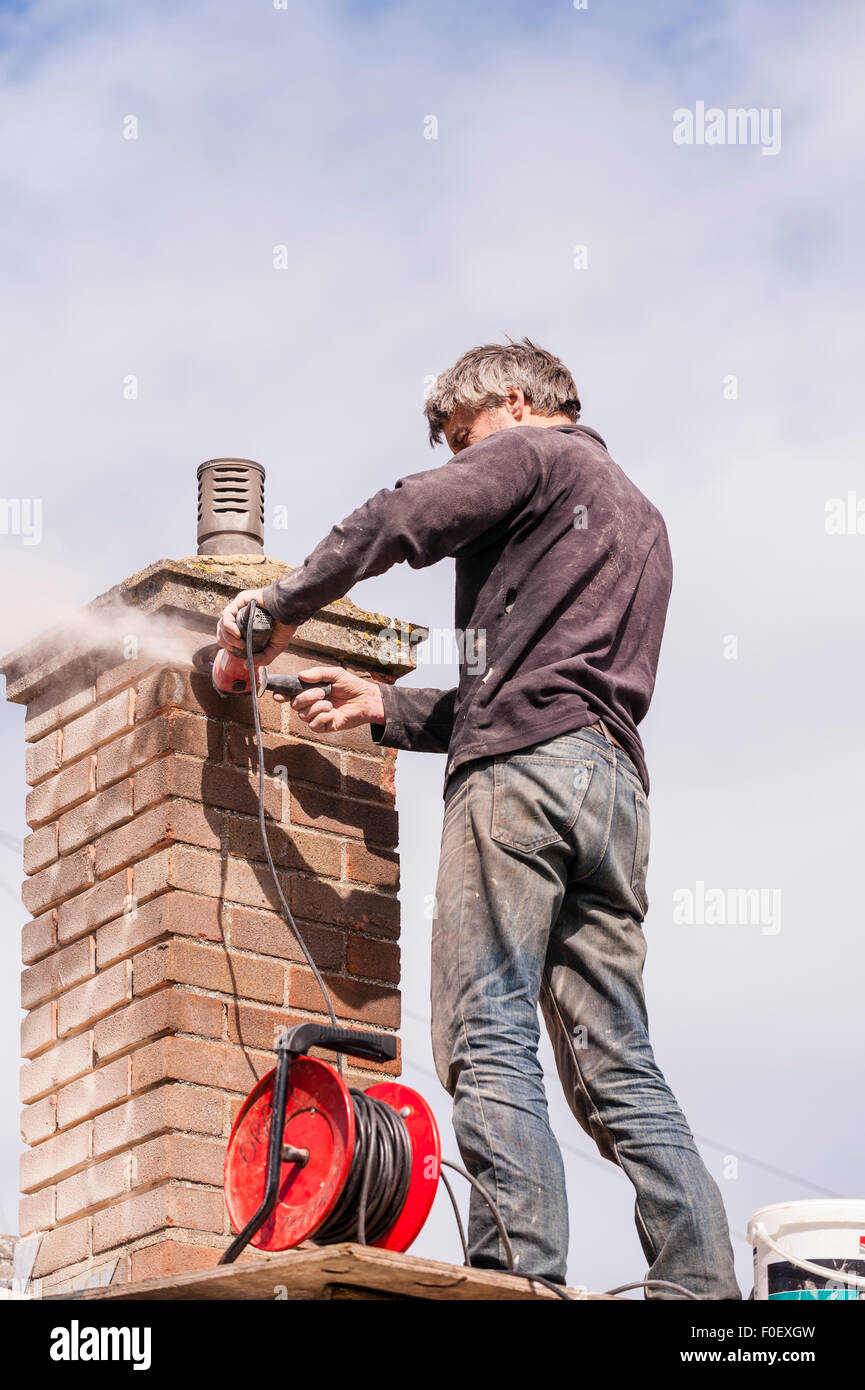 Builder repointing brickwork hi-res stock photography and images - Alamy