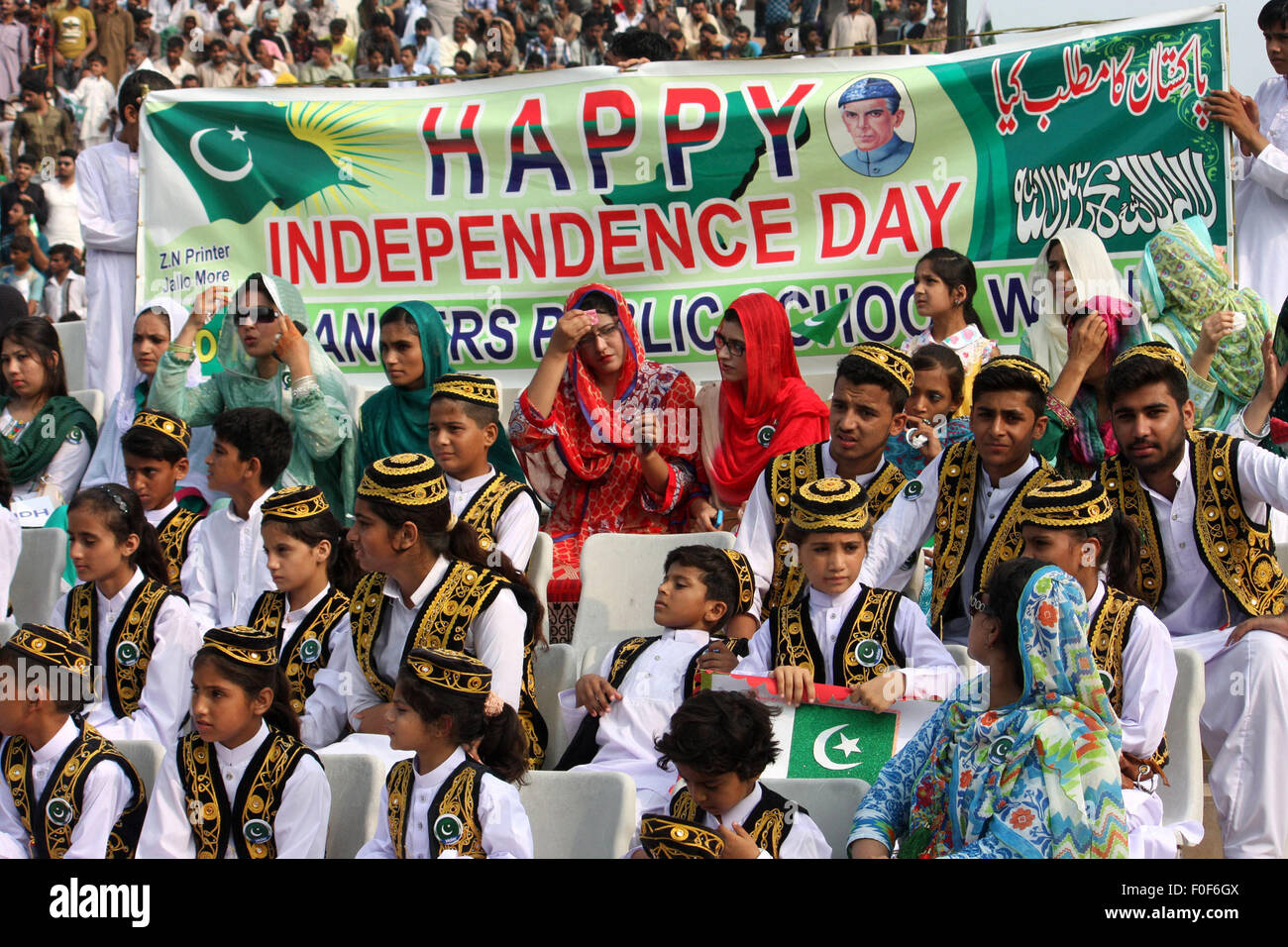 Lahore. 14th Aug, 2015. Pakistani people attend a ceremony celebrating ...