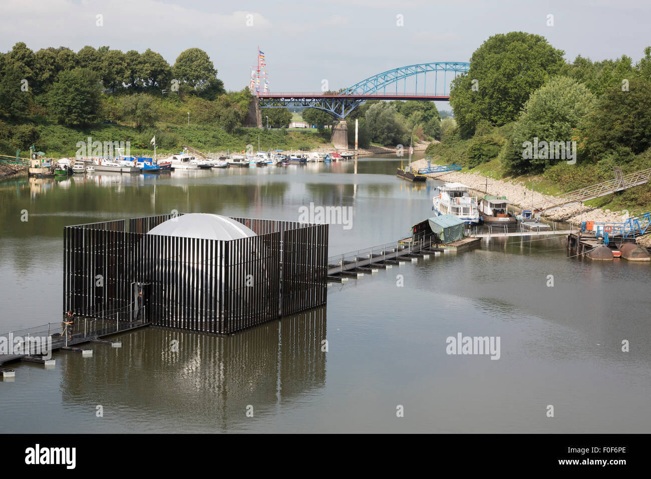 Duisburg-Ruhrort, Germany. 14 August 2015. “Nomanslanding” is a walk-on ...