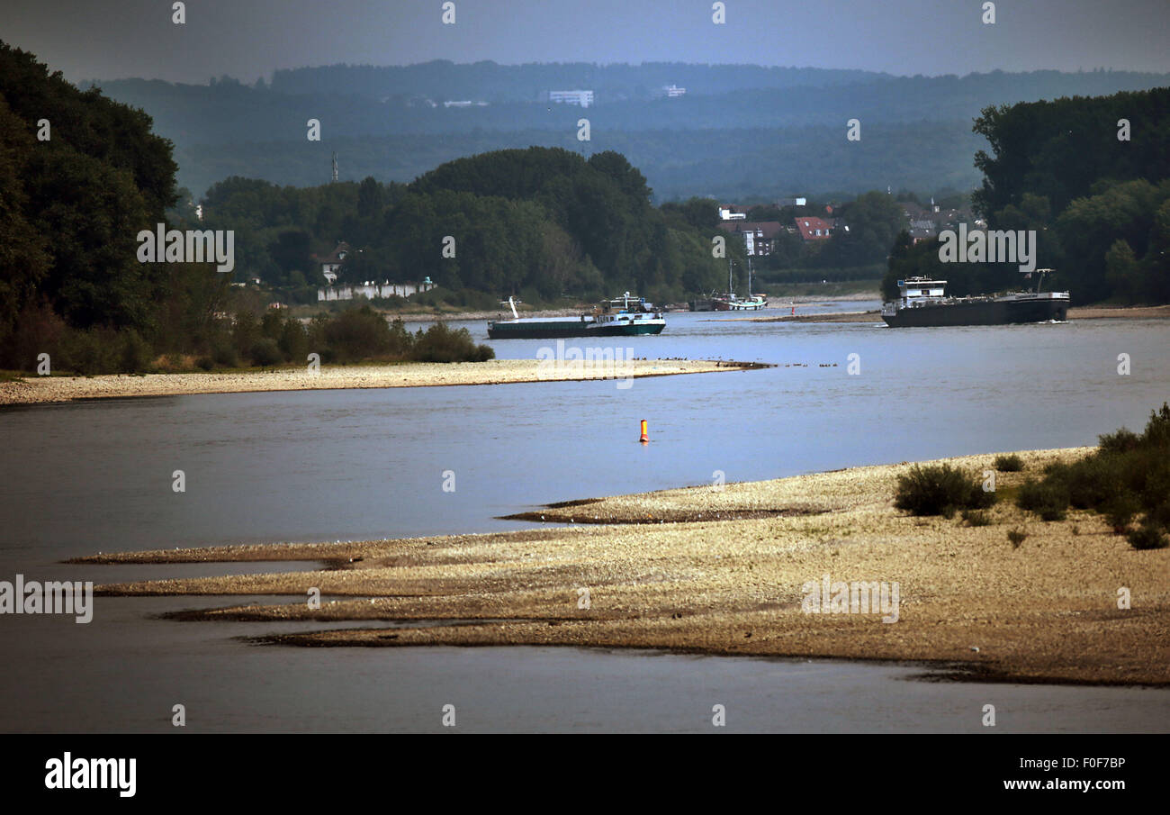Low water levels in the river Rhine in Cologne, Germany, 14 August 2015 ...