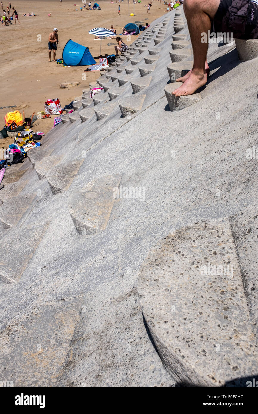 Concrete seating hi-res stock photography and images - Alamy