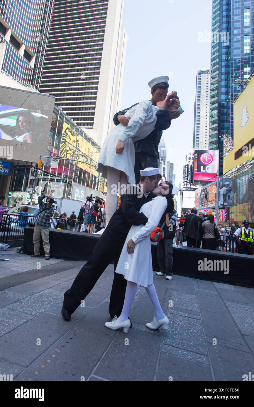 New York, USA. 14th Aug, 2015. Two performers kiss to reenact the V-J ...
