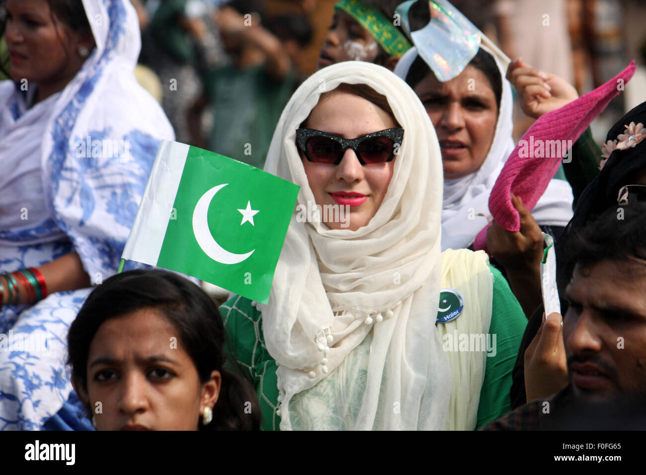 Lahore. 14th Aug, 2015. Pakistani people attend a ceremony celebrating ...