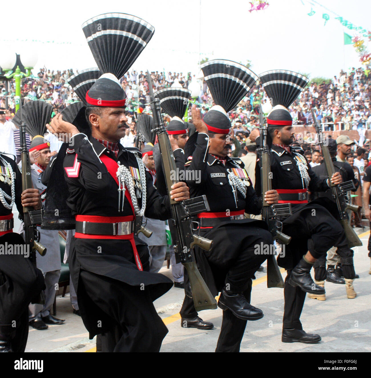Lahore. 14th Aug, 2015. Pakistani rangers stand guard during a ceremony ...