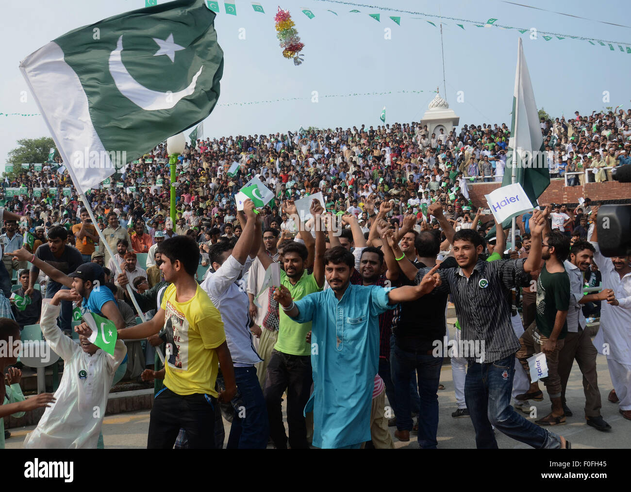 Lahore, Pakistan. 14th Aug, 2015. Group of young men waving their flags ...