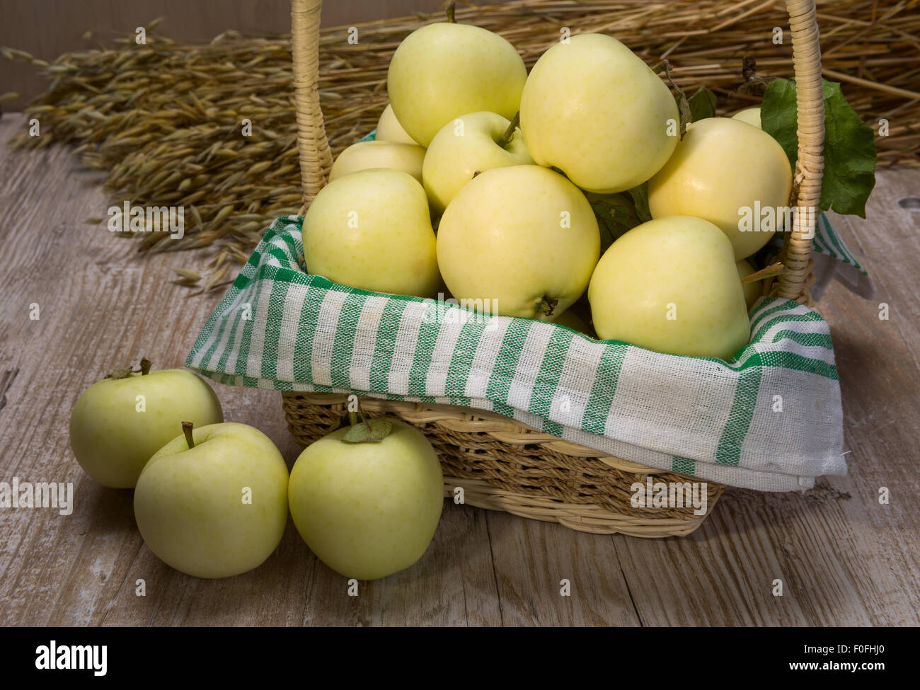 Summer varieties of apples in the basket - Papirovka Stock Photo - Alamy