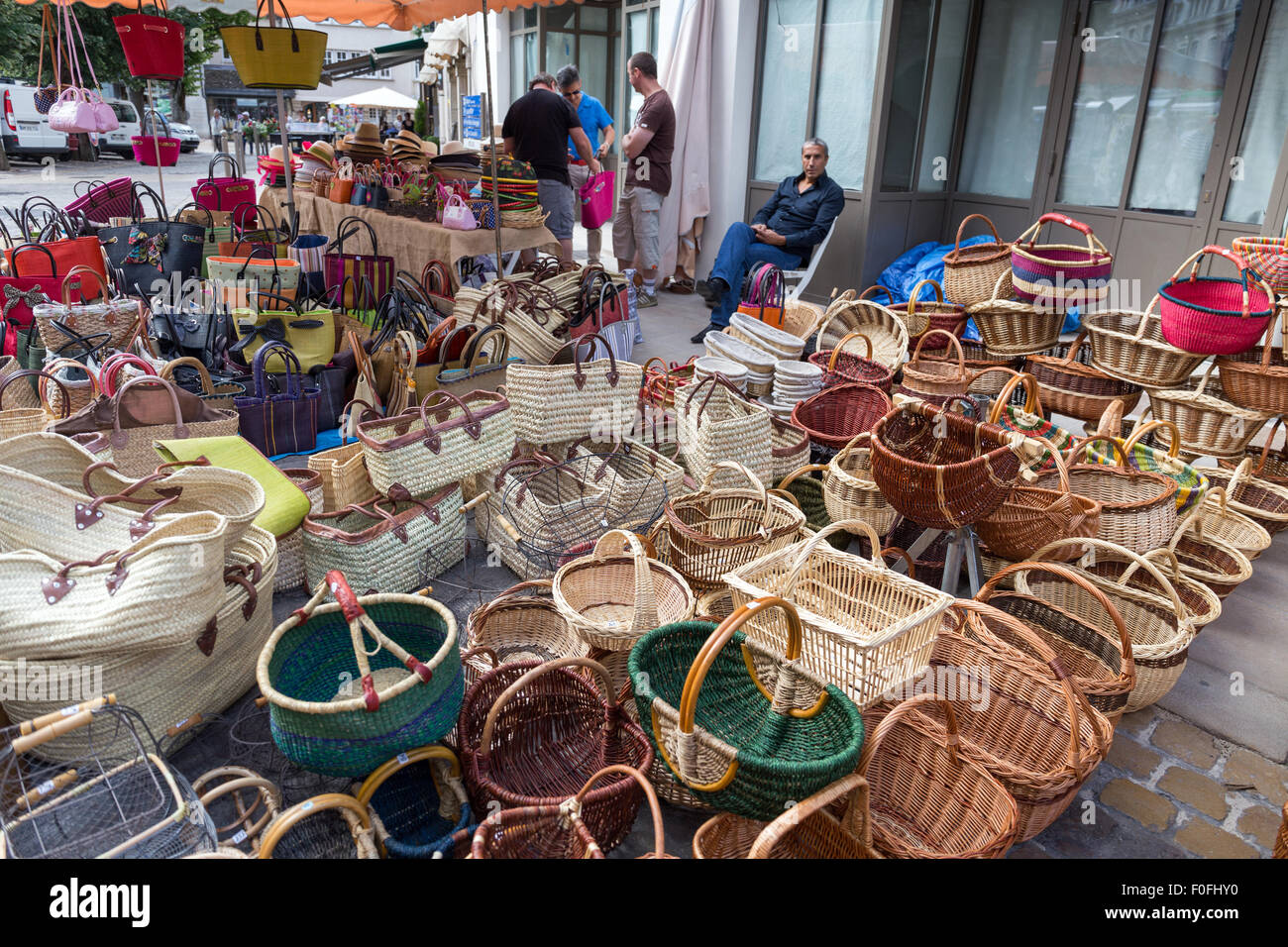 Saturday market in Beaune, Dordogne, France Stock Photo - Alamy